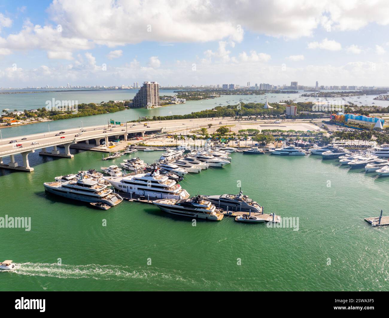 Miami, FL, USA - 16. Februar 2025: Luftbild der Miami International ...