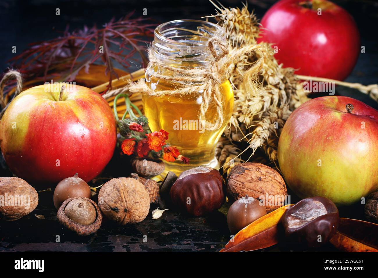 Traditionelle honigernte -Fotos und -Bildmaterial in hoher Auflösung ...