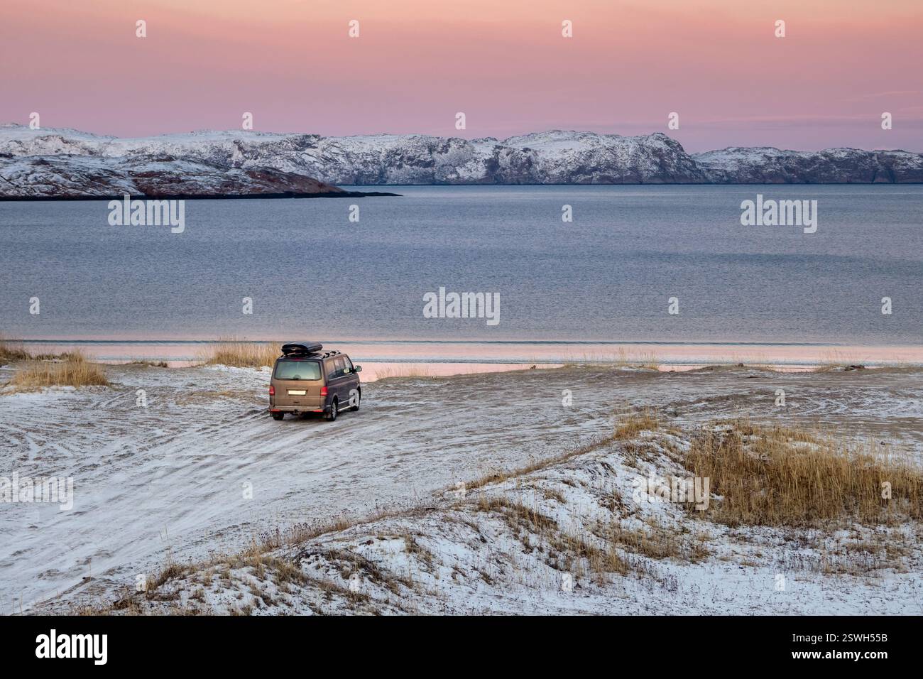 Das Auto ist am Ufer des arktischen Ozeans geparkt. Reisekonzept der ...