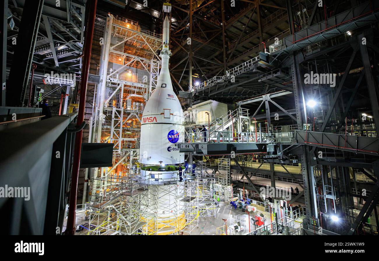 Die vollständig montierte Orion-Raumsonde, Teil der Artemis I-Mission ...