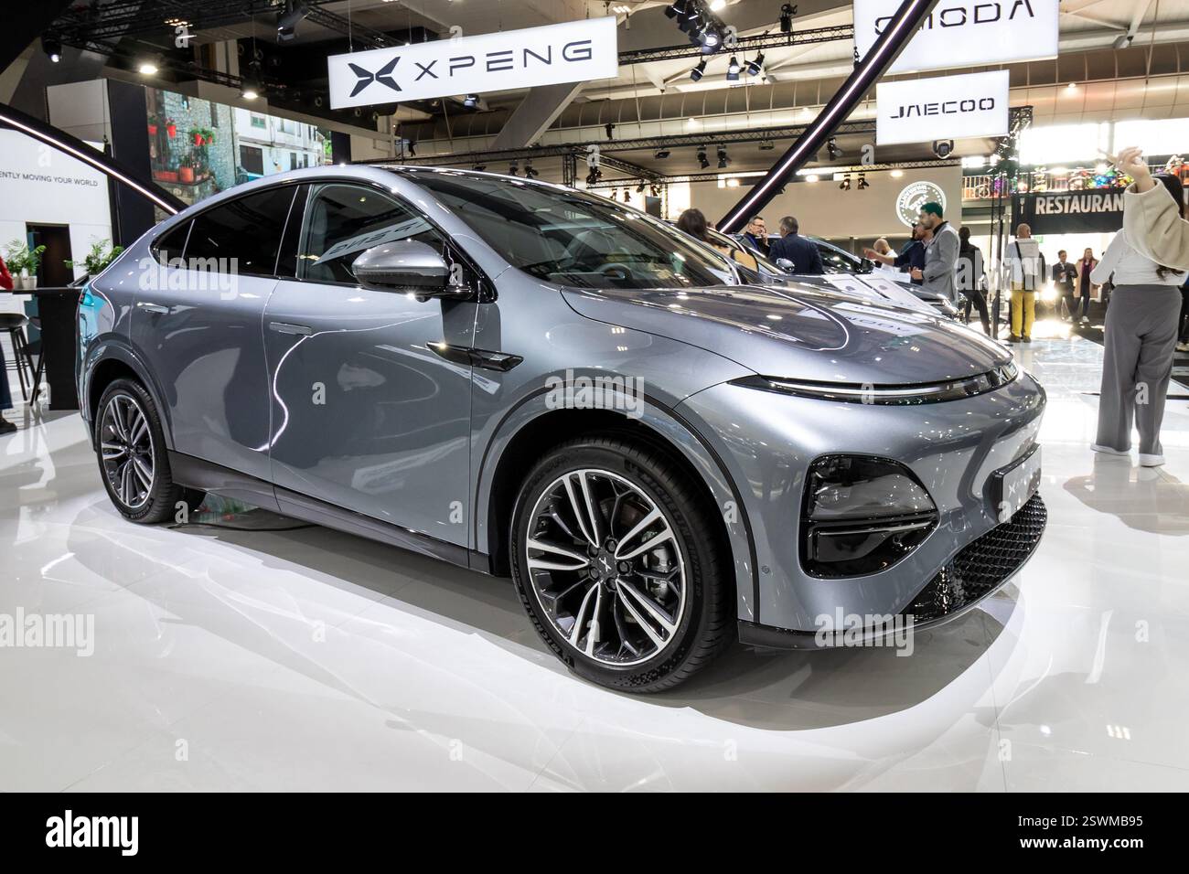 Xpeng G6 (2025) Elektro-SUV auf dem Brüsseler Automobilsalon. Brüssel, Belgien - 10. Januar 2025 ...