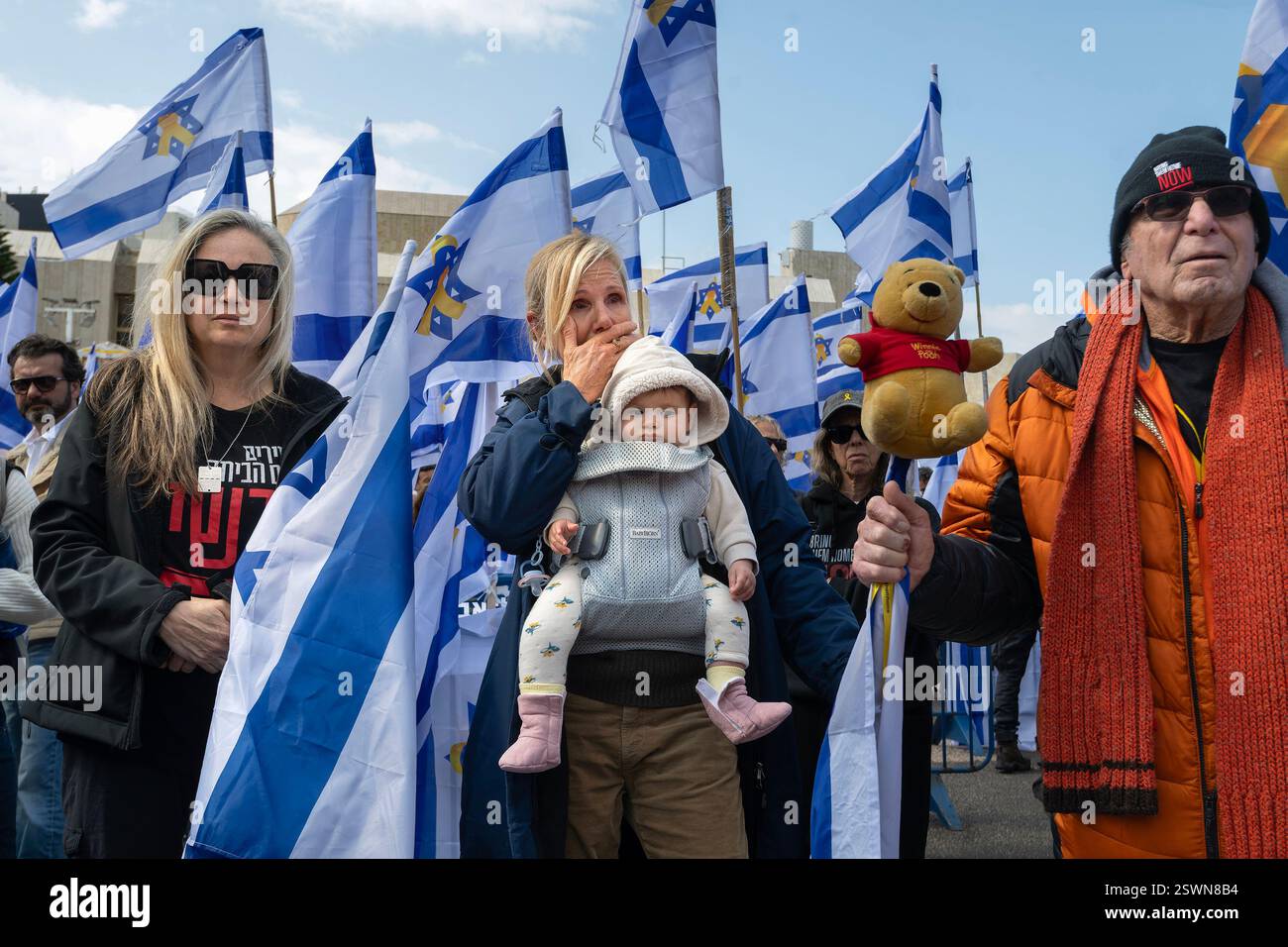 Tel Aviv, Israel. Februar 2025. Eine Frau wird mit ihrem Baby gesehen ...