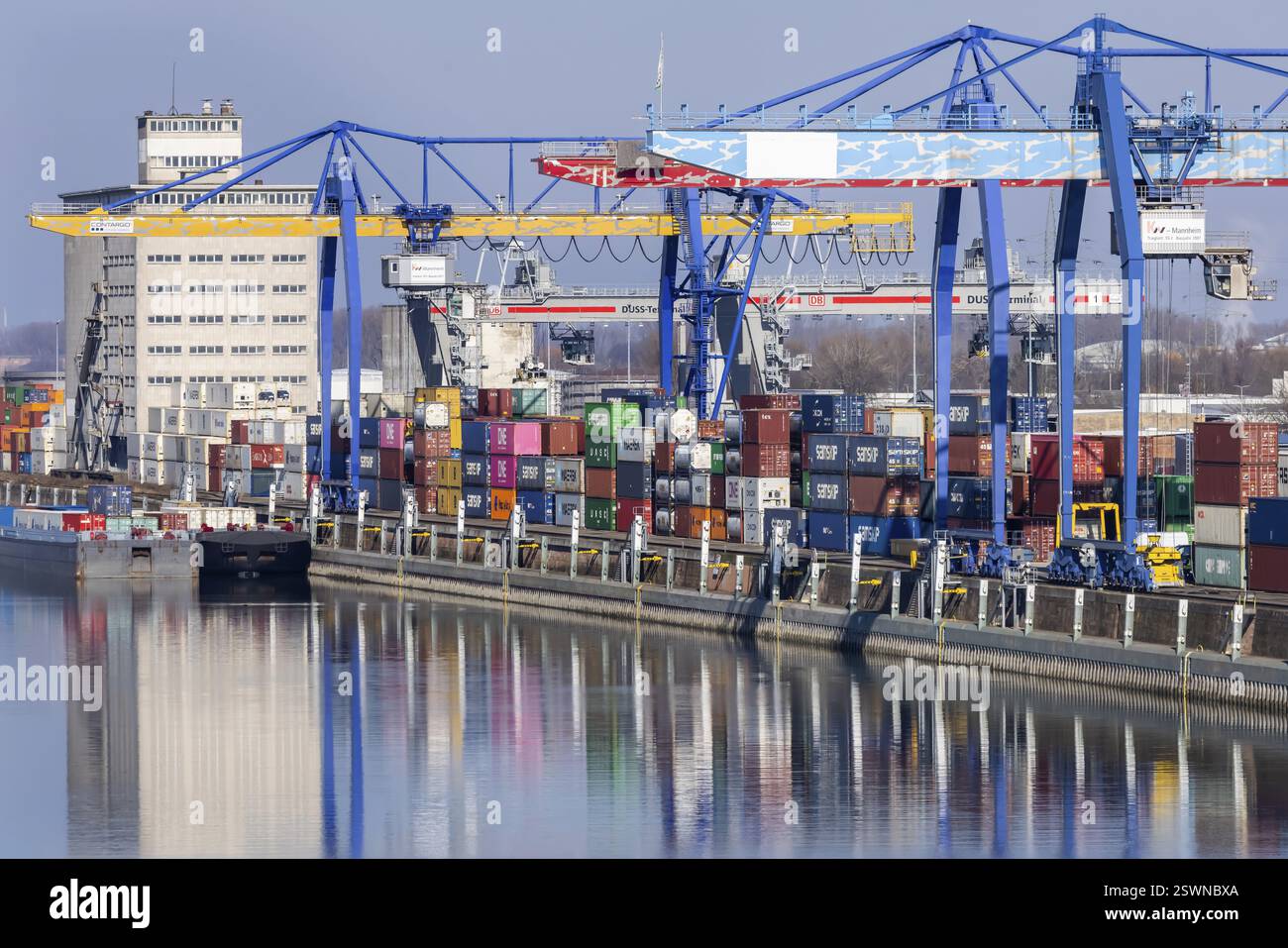 Der Hafen Mannheim ist einer der wichtigsten Binnenhäfen und ...