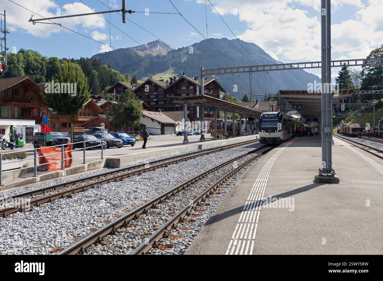 Zug am Bahnhof Gstaad (Schweiz) auf der Golden Pass-Bahnlinie, die von ...