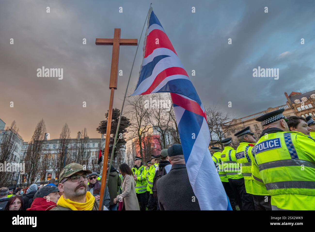 UKIP-Anhänger trugen Holzkreuze und St george und union Jack Flaggen ...