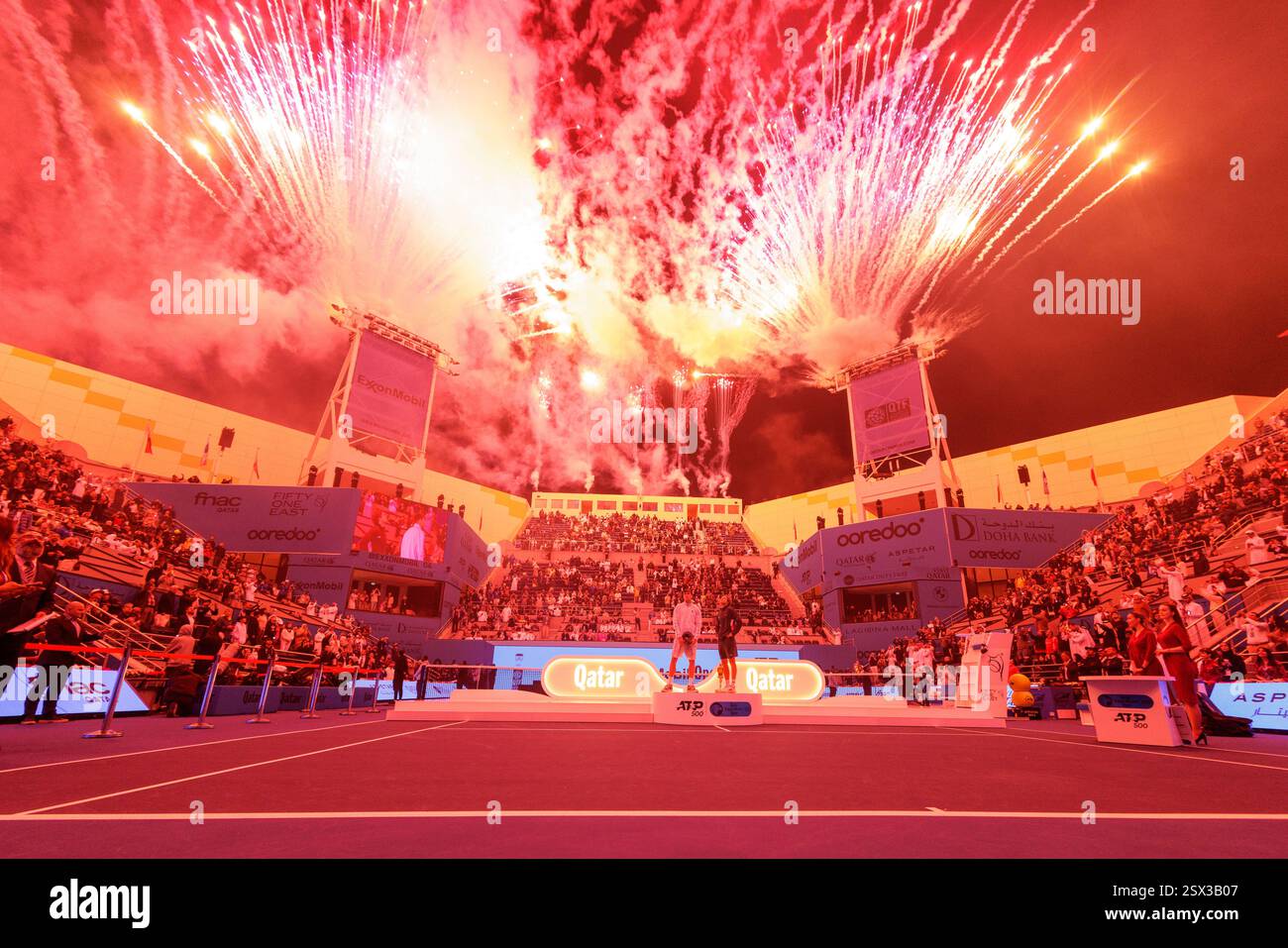 Doha, Katar. Februar 2025. Feuerwerk während der Trophäenzeremonie ...
