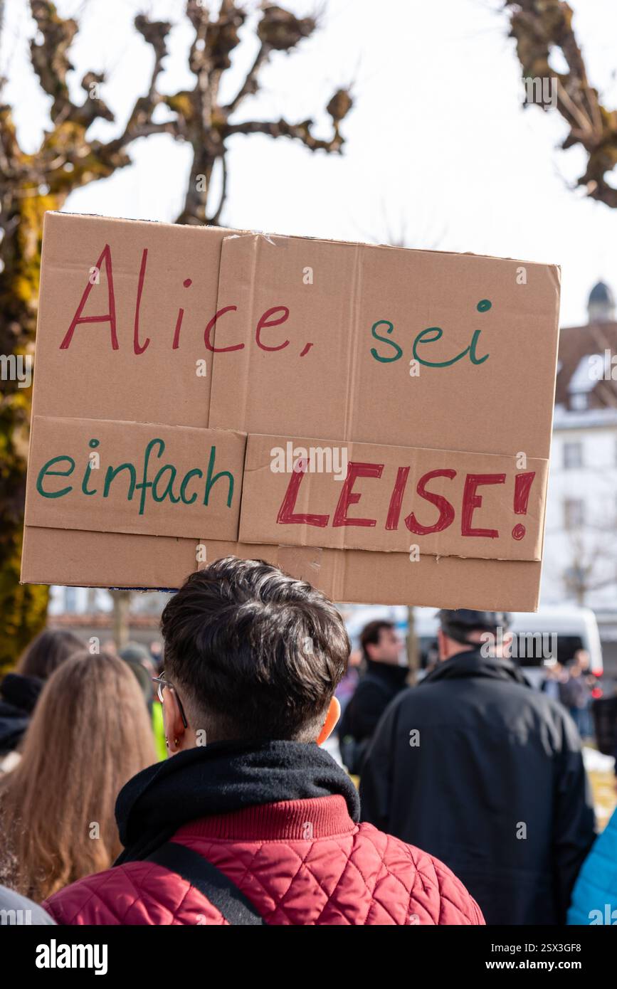 Einsiedeln, Schweiz. Februar 2025. Ein Demonstrant hält ein Schild bei ...