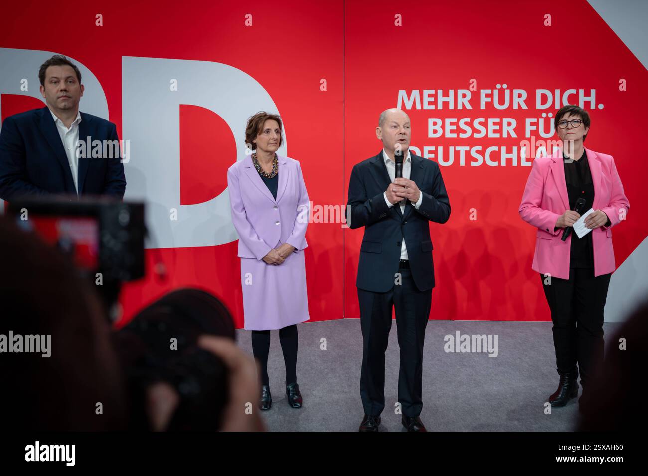 SPD Wahlparty zur Bundestagswahl 2025 Lars Klingbeil Bundesvorsitzender gemeinsam mit Britta ...
