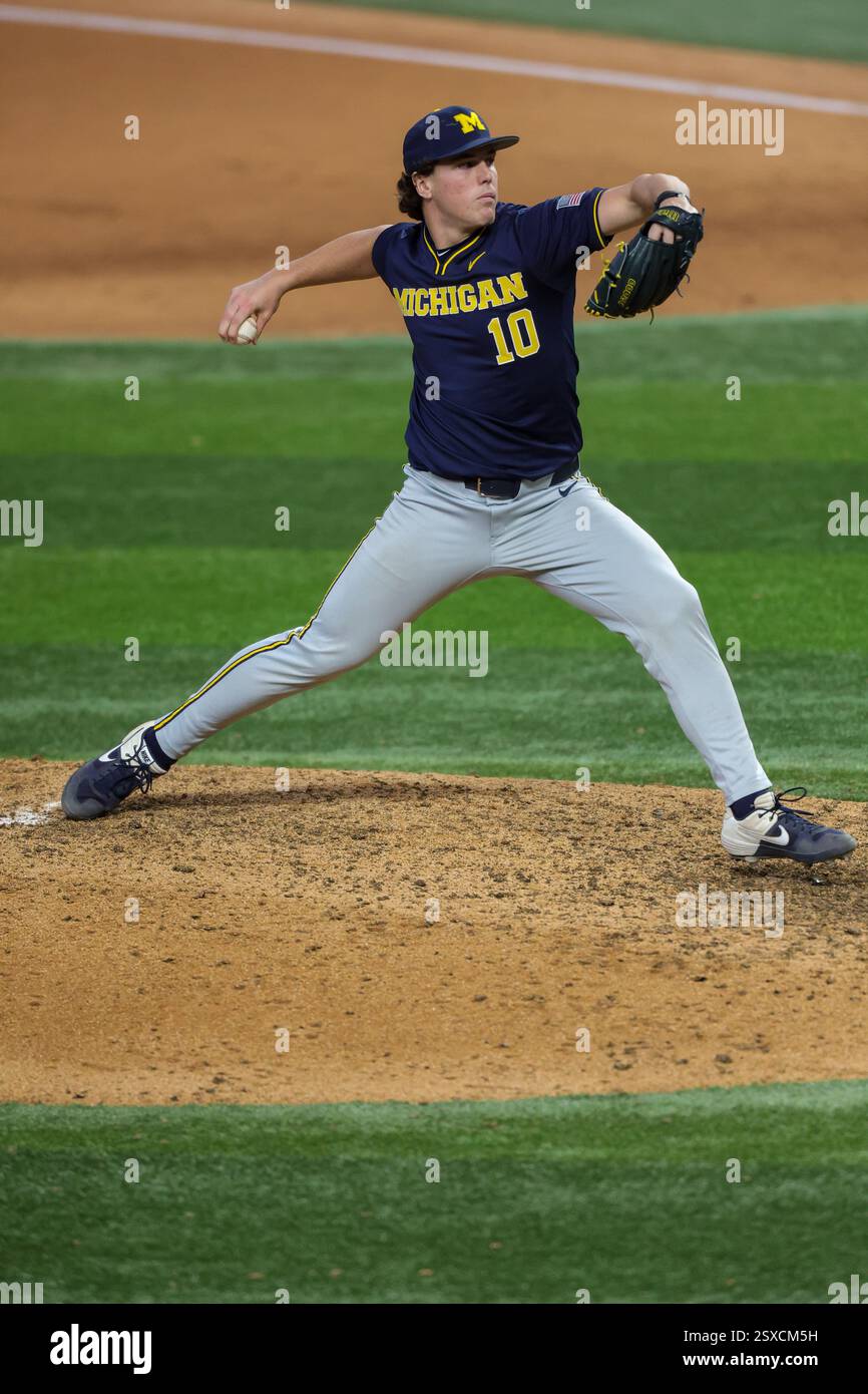 23. Februar 2025: Der Michigan Pitcher Tate Carey (10) bereitet sich ...