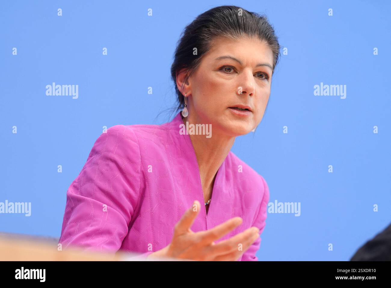 Pressekonferenz des BSW Sahra Wagenknecht im Portrait mit Gestik bei der Pressekonferenz nach ...