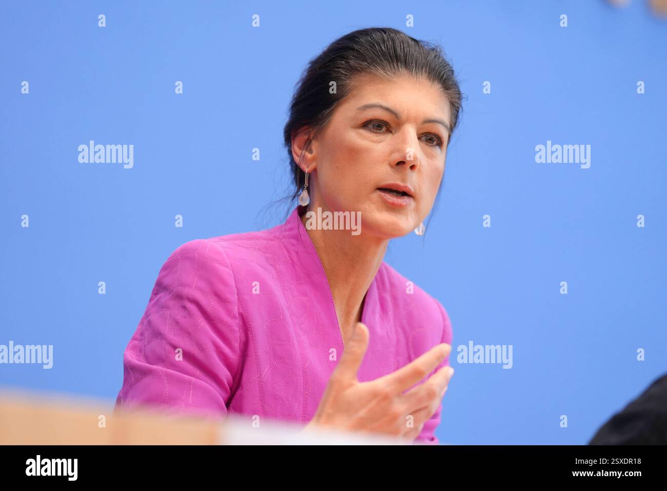 Pressekonferenz des BSW Sahra Wagenknecht im Portrait mit Gestik bei der Pressekonferenz nach ...