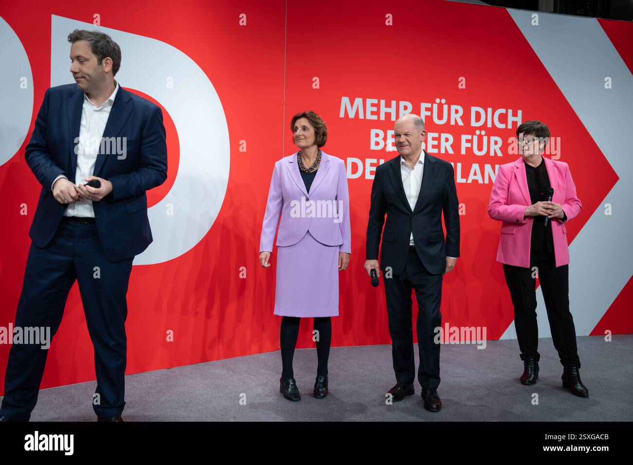 SPD Wahlparty zur Bundestagswahl 2025 Lars Klingbeil Bundesvorsitzender gemeinsam mit Britta ...