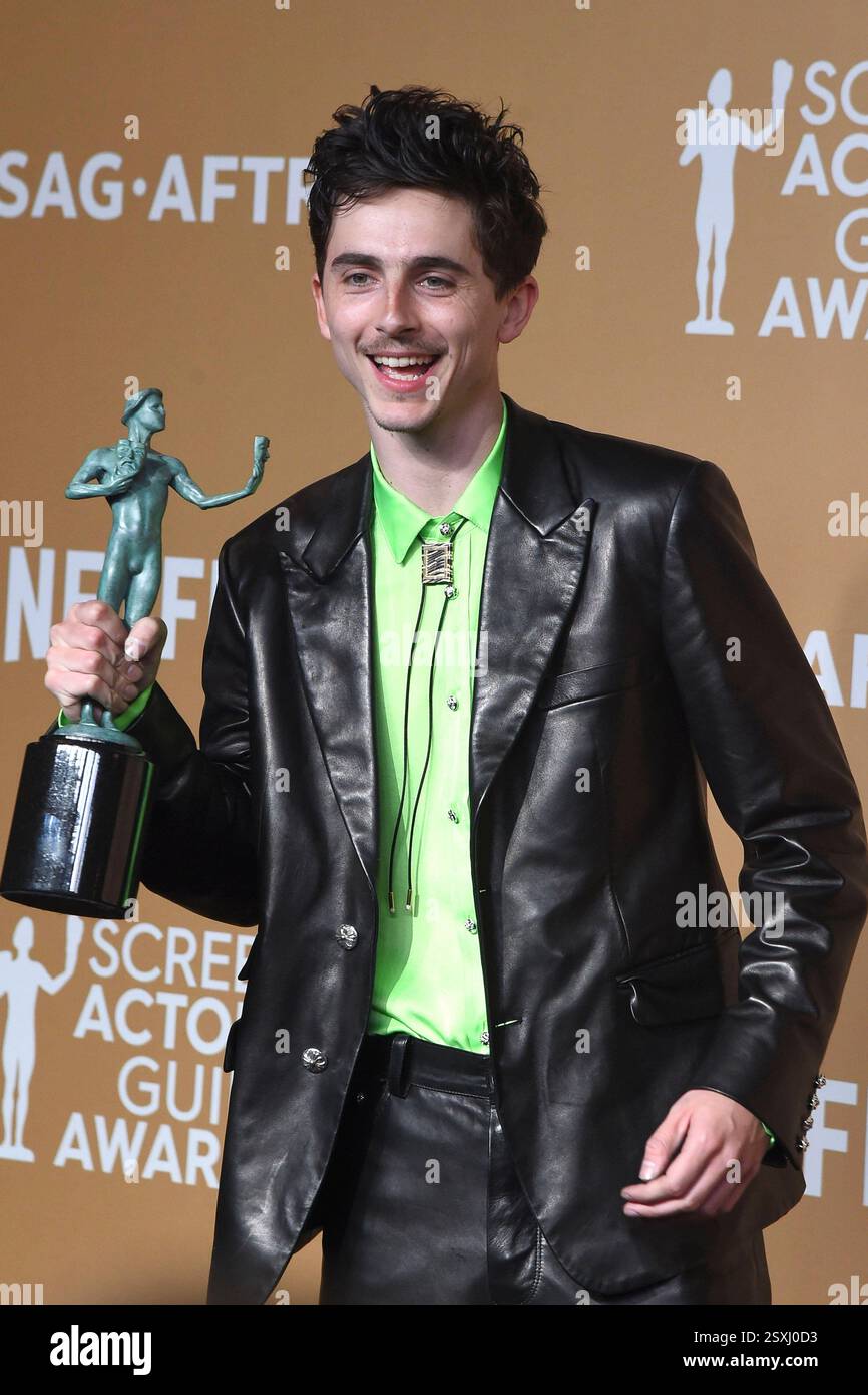 Timothee Chalamet mit dem Preis für den besten Kin-Hauptdarsteller in Like a complete Unknown ...