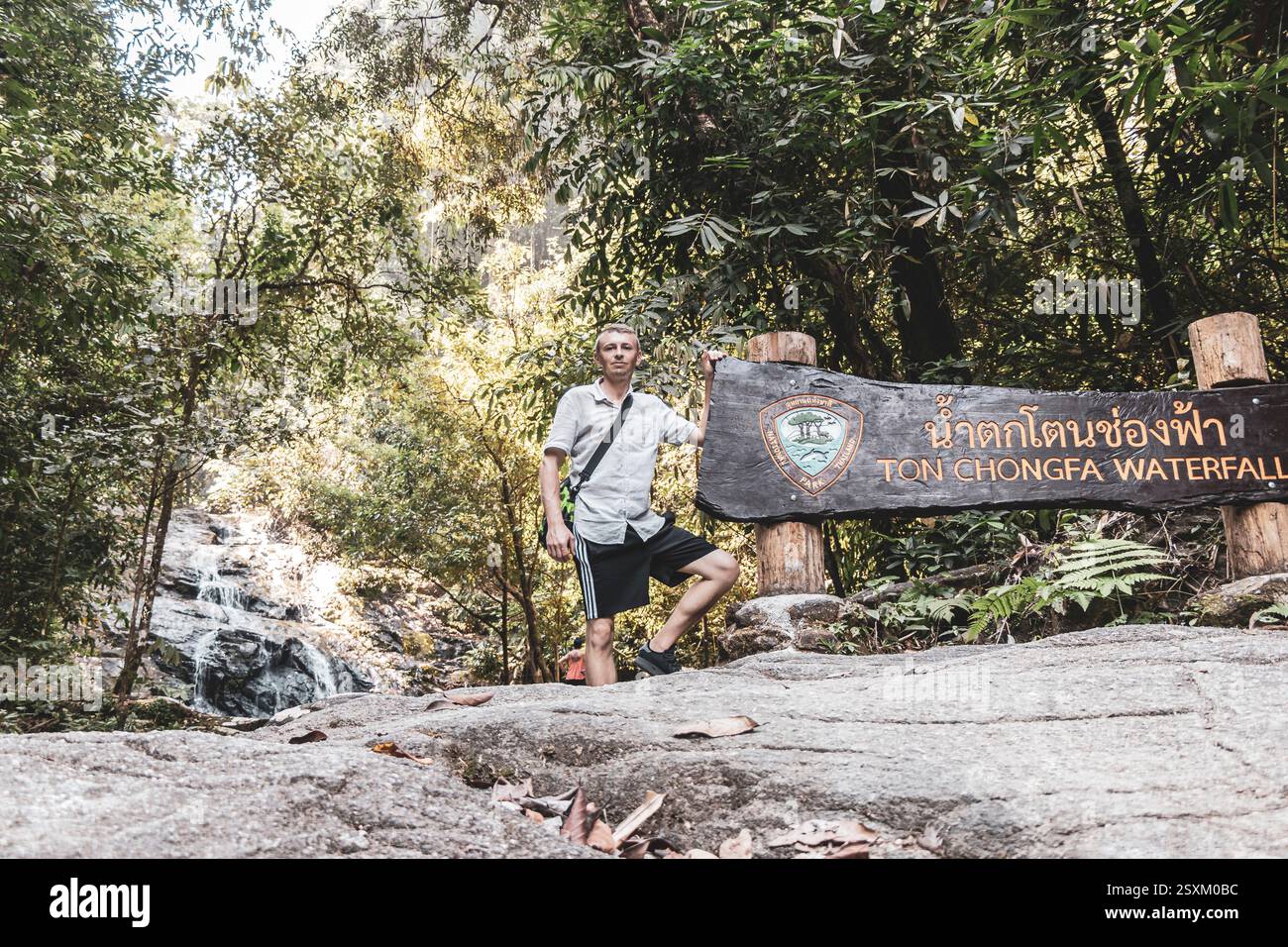 Mann männlicher Tourist Reisende am Ton Chongfa Wasserfall Eingang ...