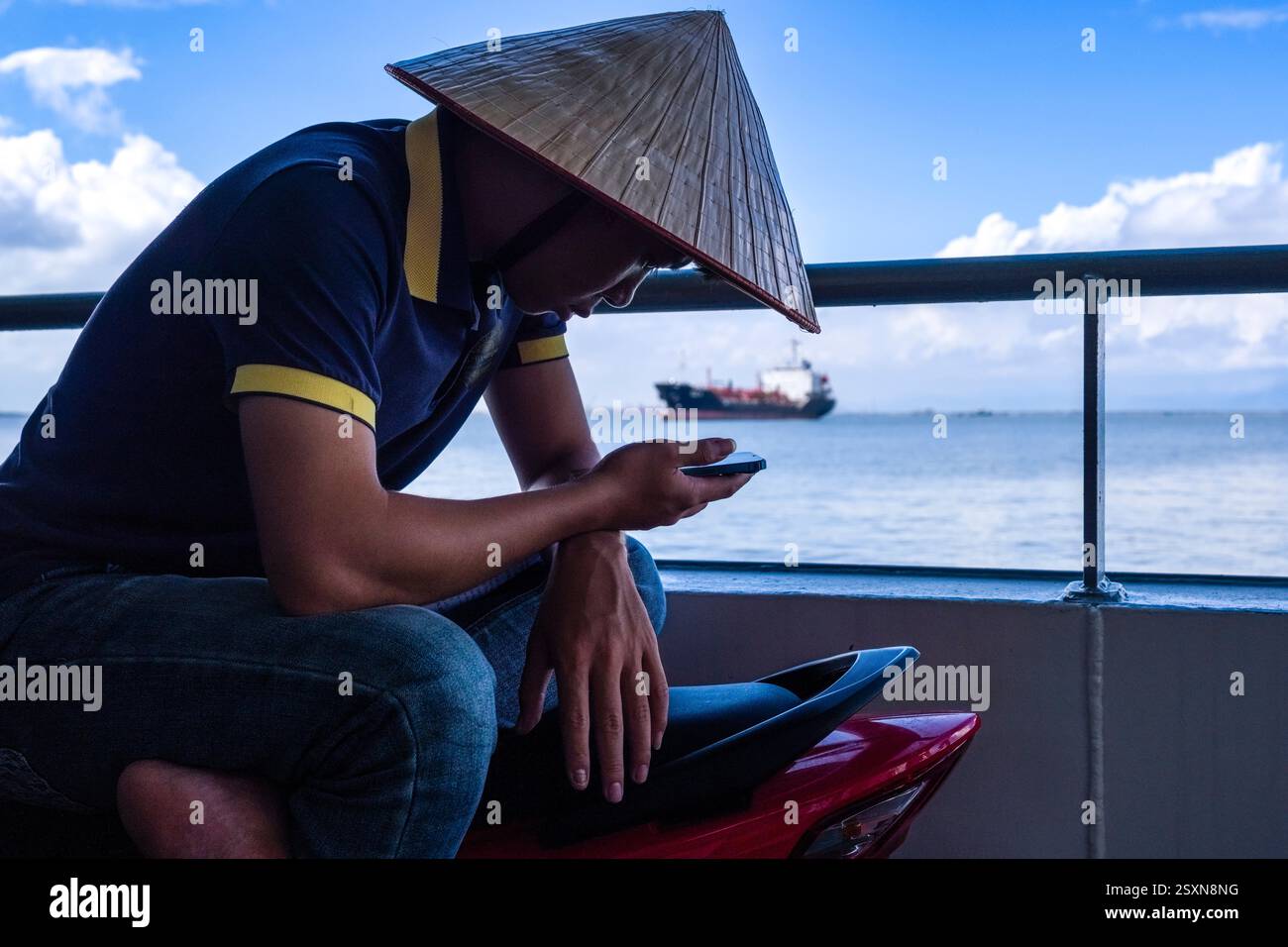 Sitzt auf dem roller -Fotos und -Bildmaterial in hoher Auflösung – Alamy