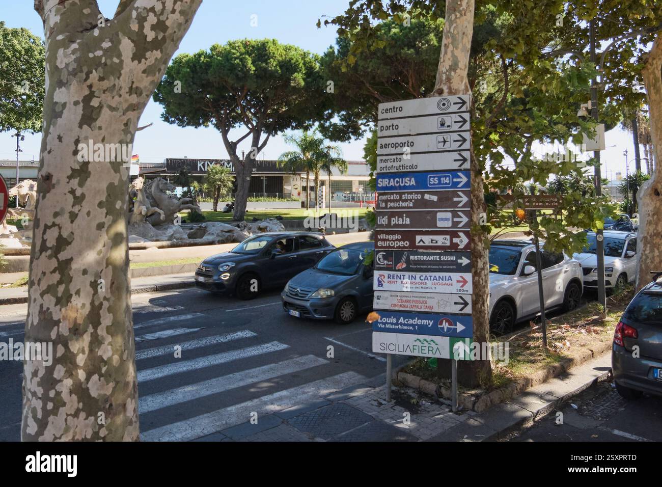 Catania, Italien - 25. Februar 2025: Eine belebte Straße in Catania mit ...