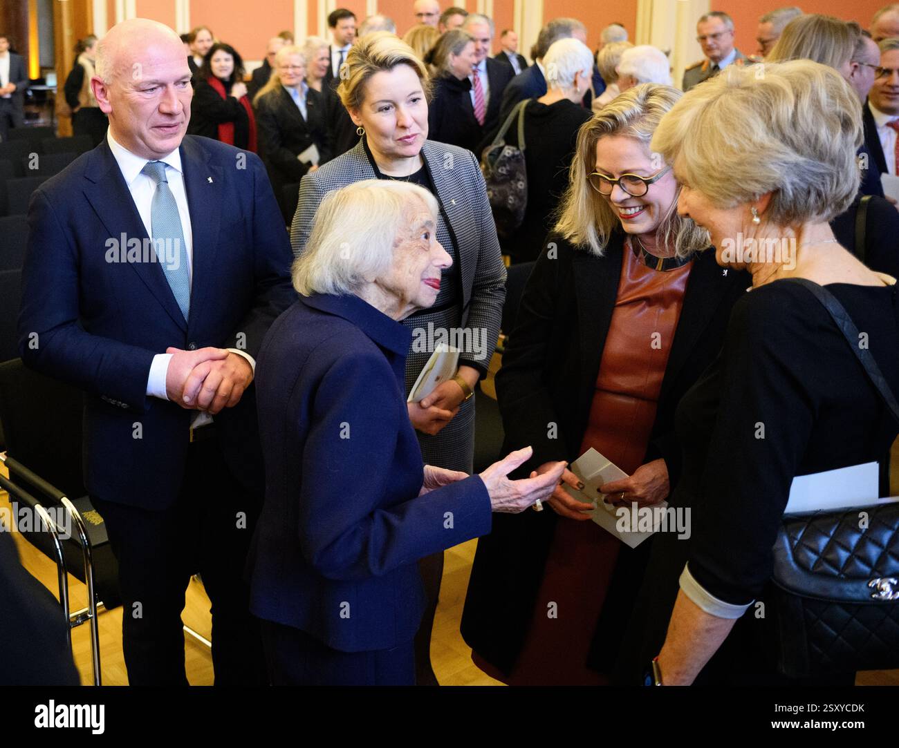 26. Februar 2025, Berlin: Kai Wegner (l-r, CDU), Regierende Bürgermeisterin von Berlin, Margot ...