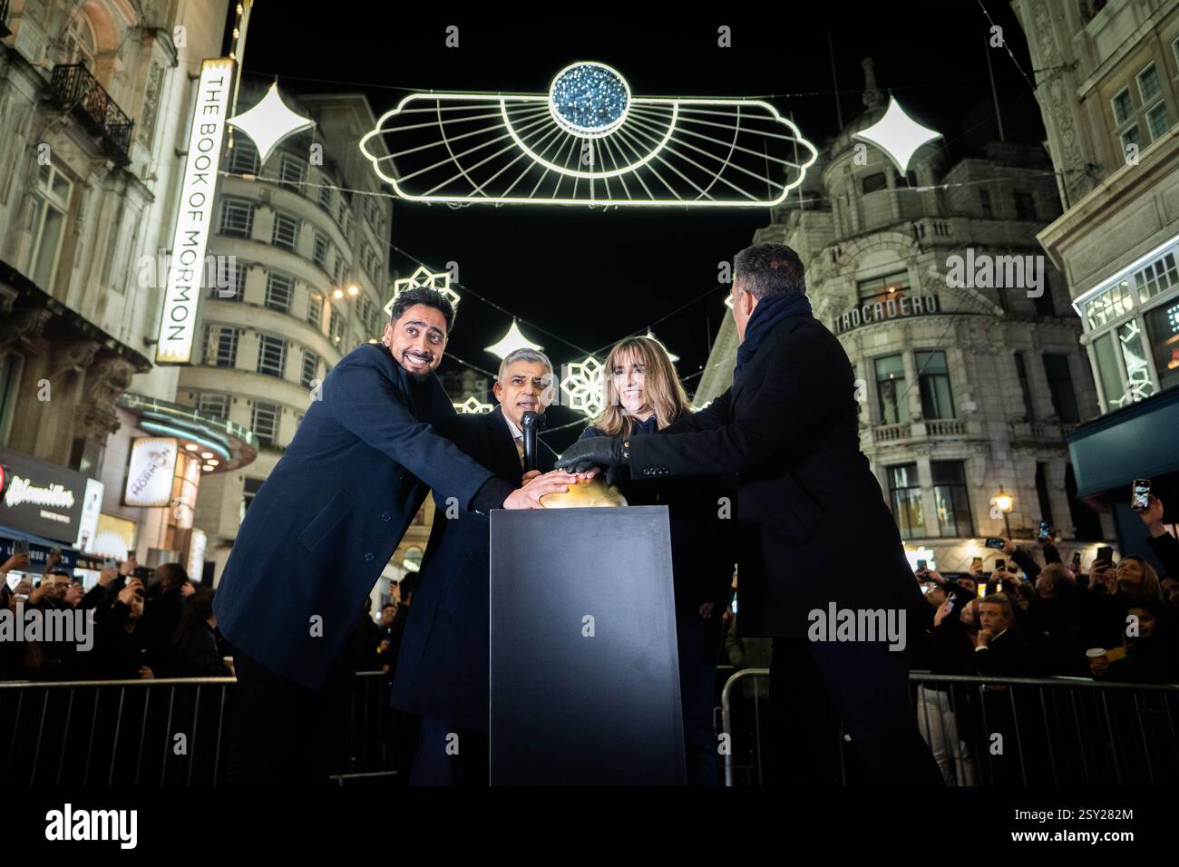 (Von links nach rechts) DJ Yasser, der Bürgermeister von London Sir ...