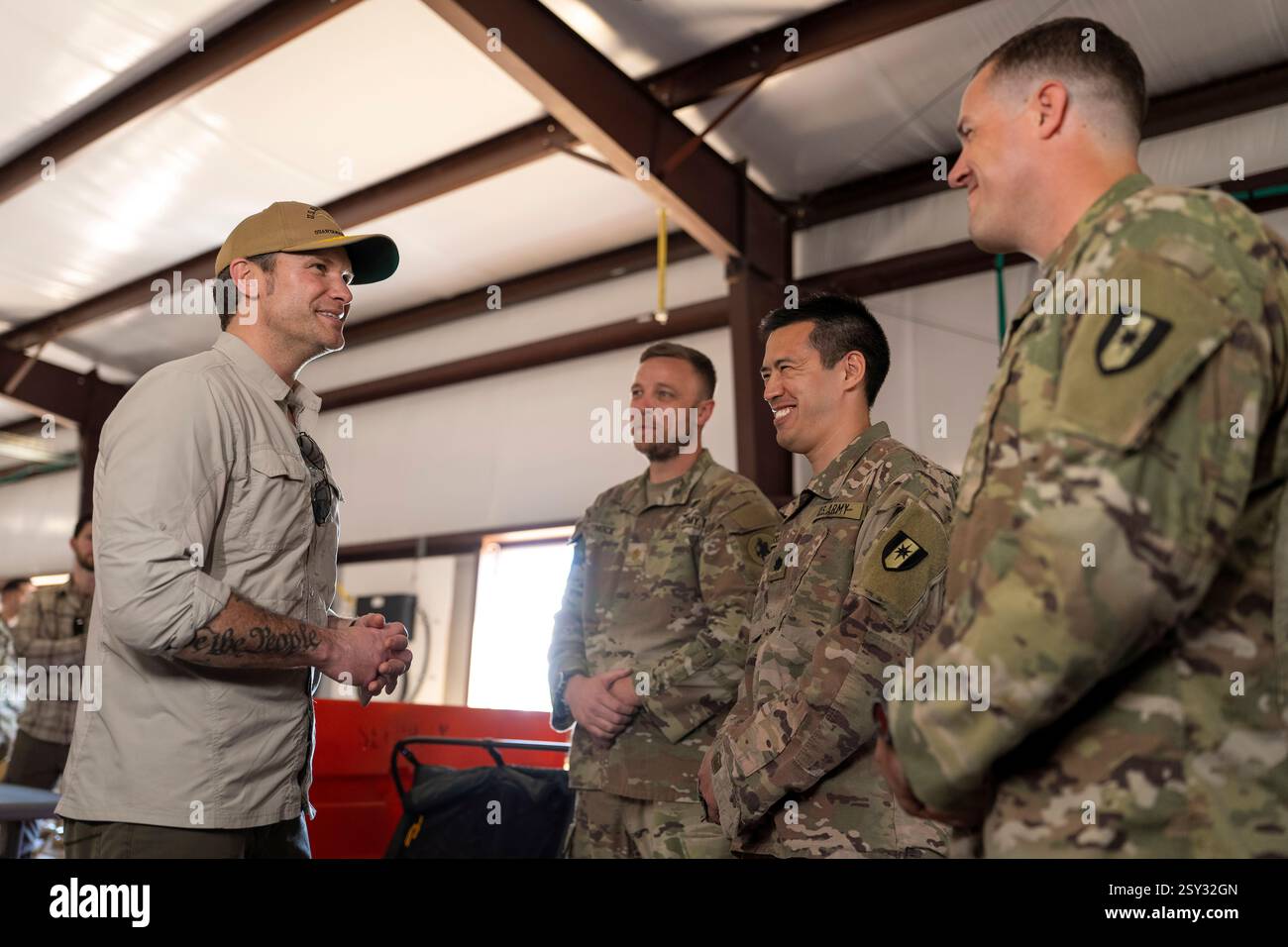 Verteidigungsminister Pete Hegseth arbeitet während seines Besuchs auf der Marinestation ...
