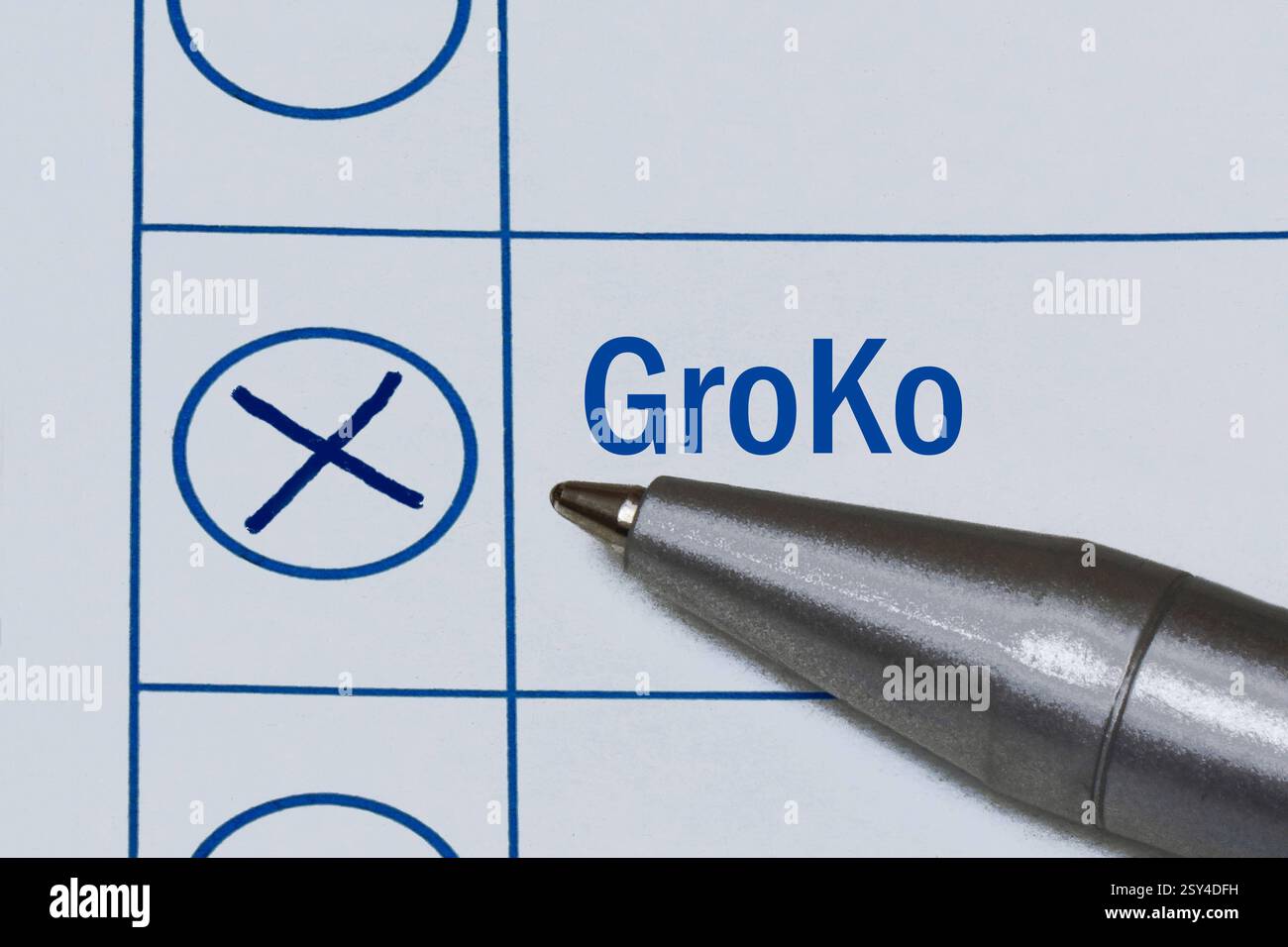 Stimmzettel mit Kugelschreiber und Schriftzug GroKo Fotomontage ...