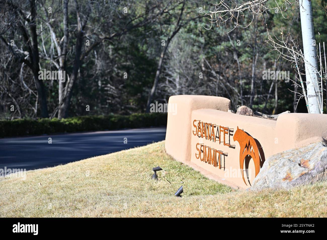 Eine Außenansicht zeigt den Eingang zum Santa Fe Summit am 27. Februar ...