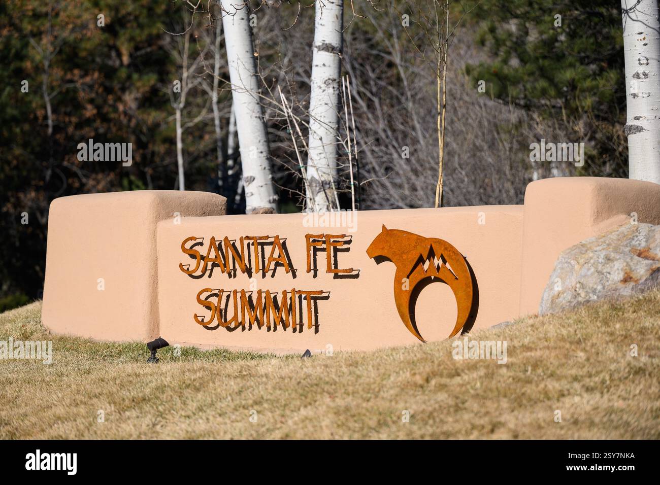 Eine Außenansicht zeigt ein Schild am Eingang zum Santa Fe Summit am 27 ...