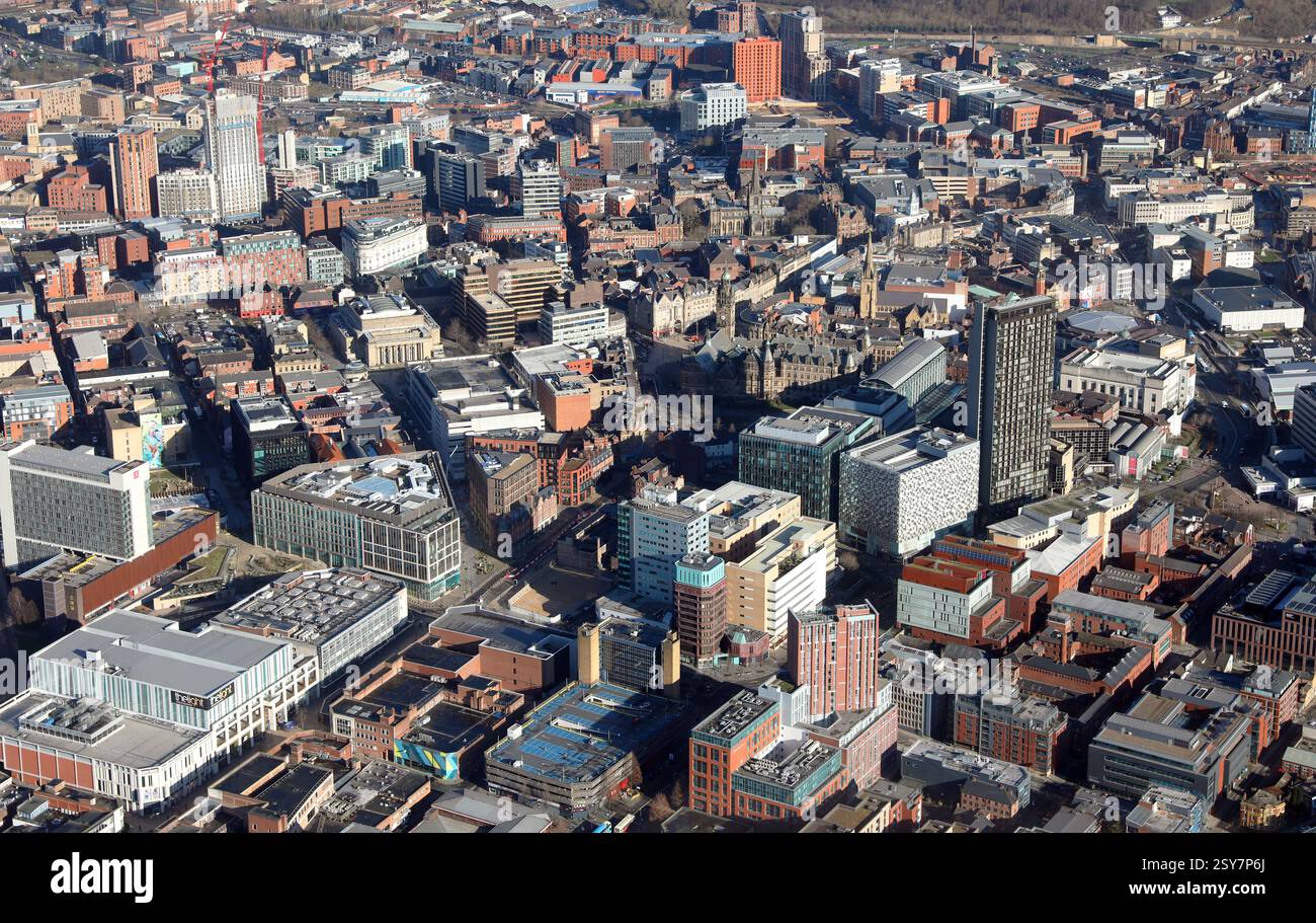 Blick aus der Vogelperspektive auf das Stadtzentrum von Sheffield ...