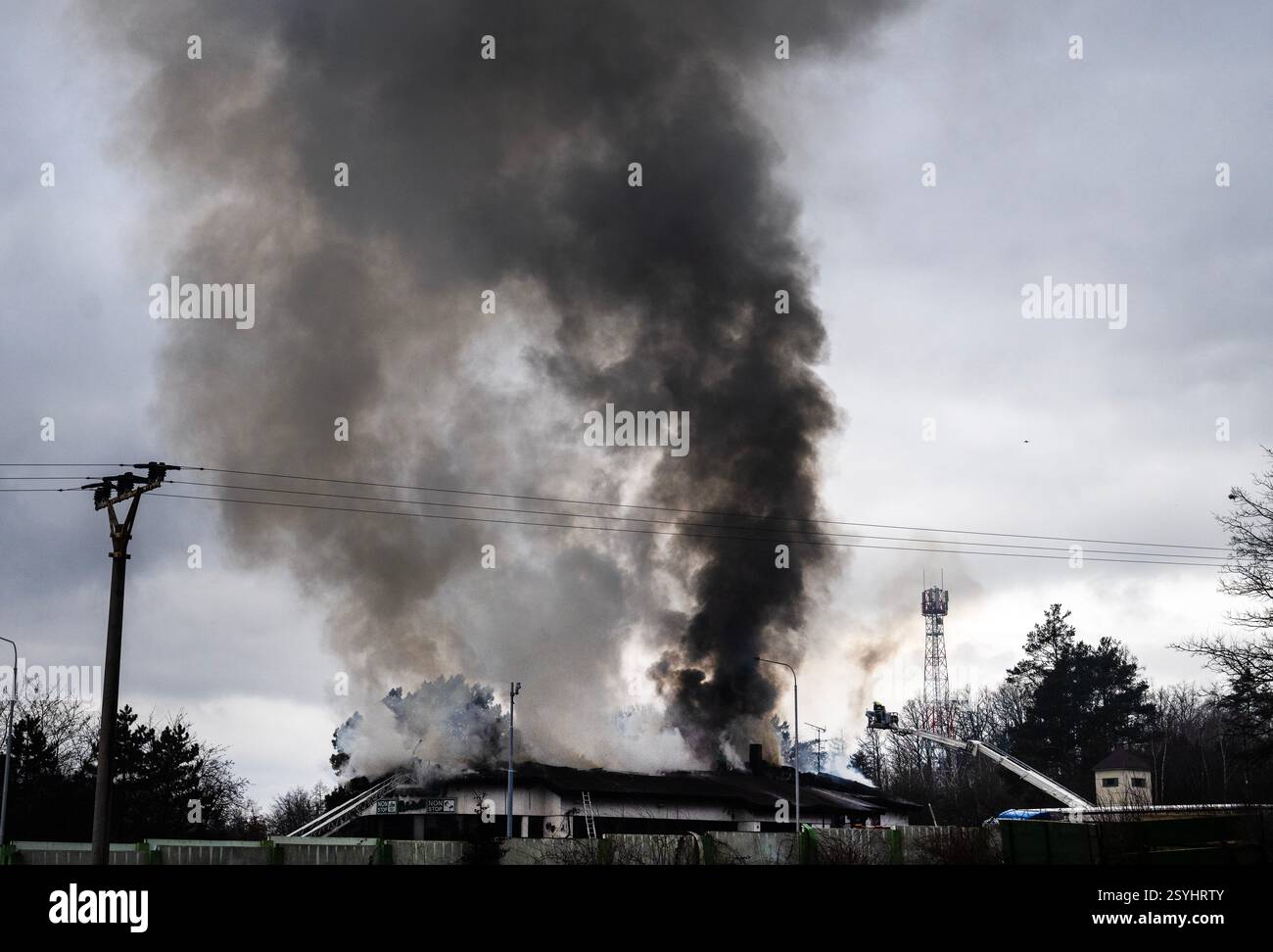 Feuerwehrleute greifen am 1. März 2025 in einem verlassenen Motel an ...