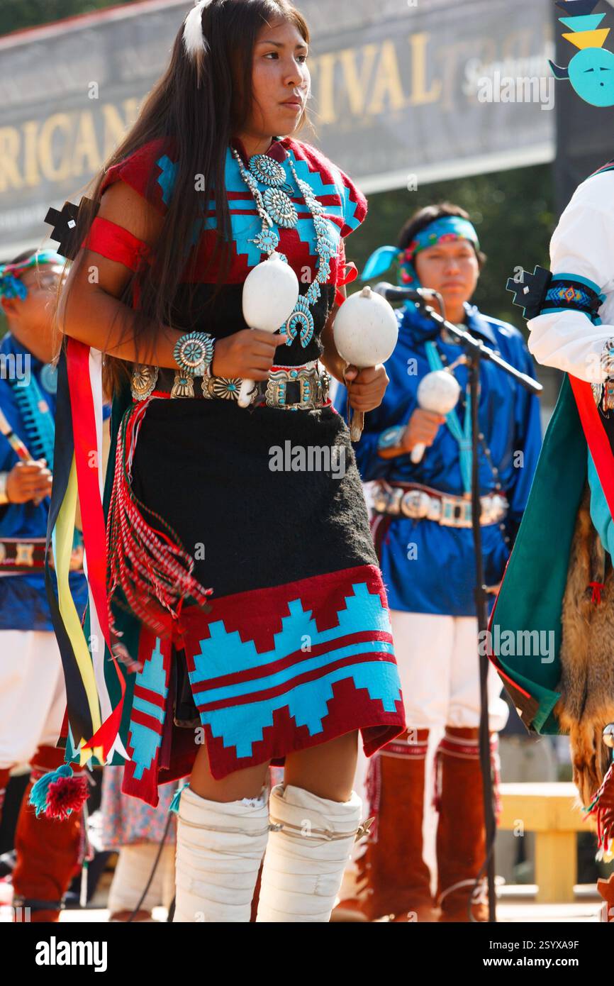 Navajo Nation Künstler tanzen beim First Americans Festival in der ...