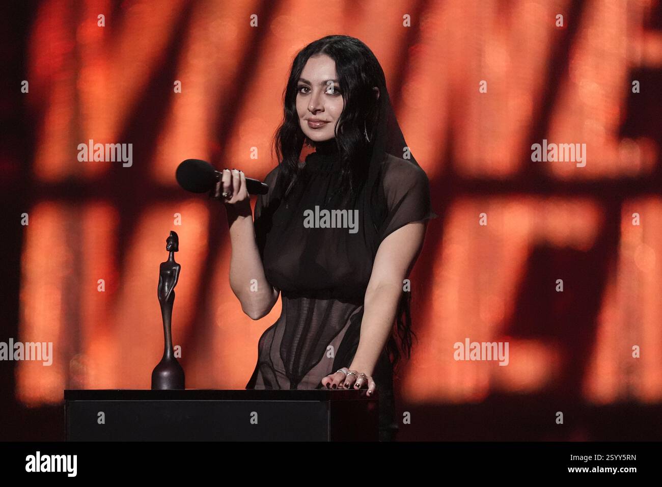 Charli XCX, nachdem er Künstler des Jahres bei den BRIT Awards 2025 in ...