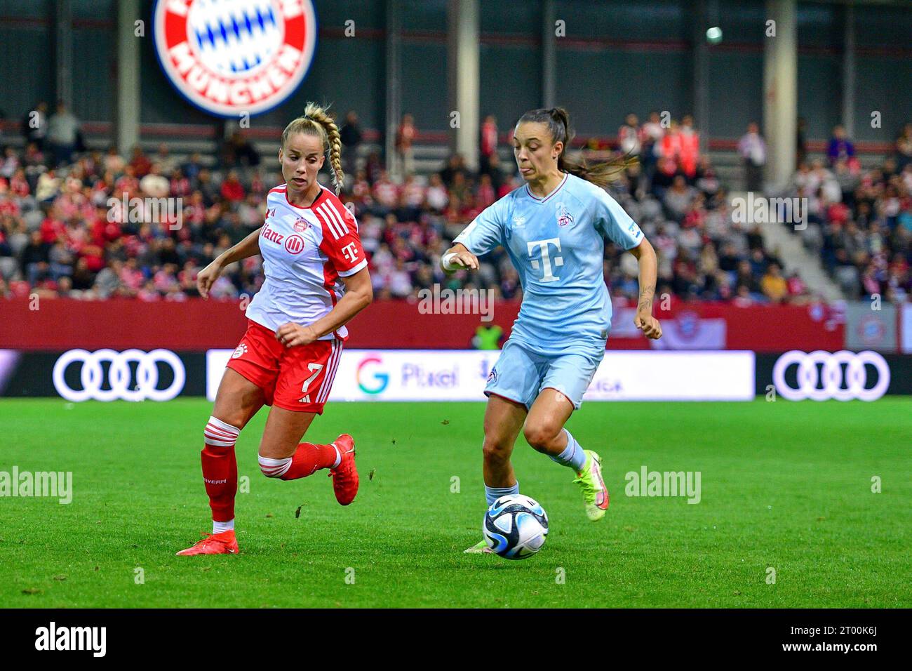 v.li.: Giulia Gwinn (FC Bayern München, FCB, 7) Natalia Padilla-Bidas (Köln, 22) im Zweikampf ...