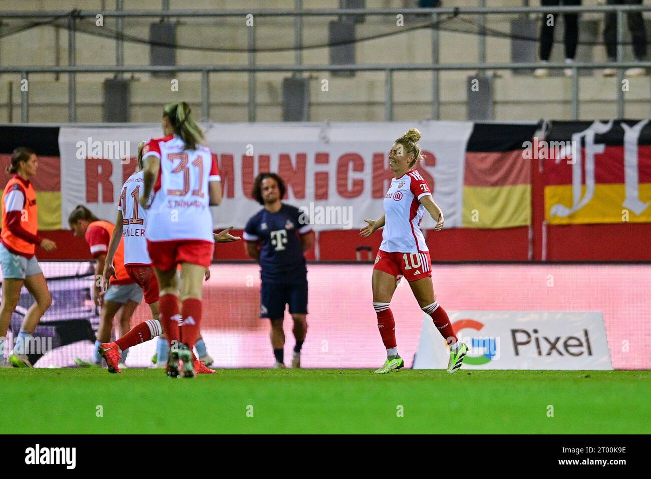 Spielerinnen des FC Bayern mit Torjubel, Jubel, Torjubel, Torerfolg, feiern das Tor, Tor, Feier ...