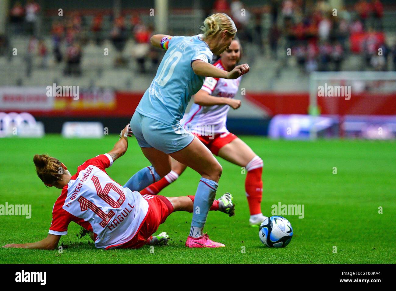 v.li.: Lina Maria Magull (FC Bayern München, FCB, 16) Sharon Beck (Köln ...
