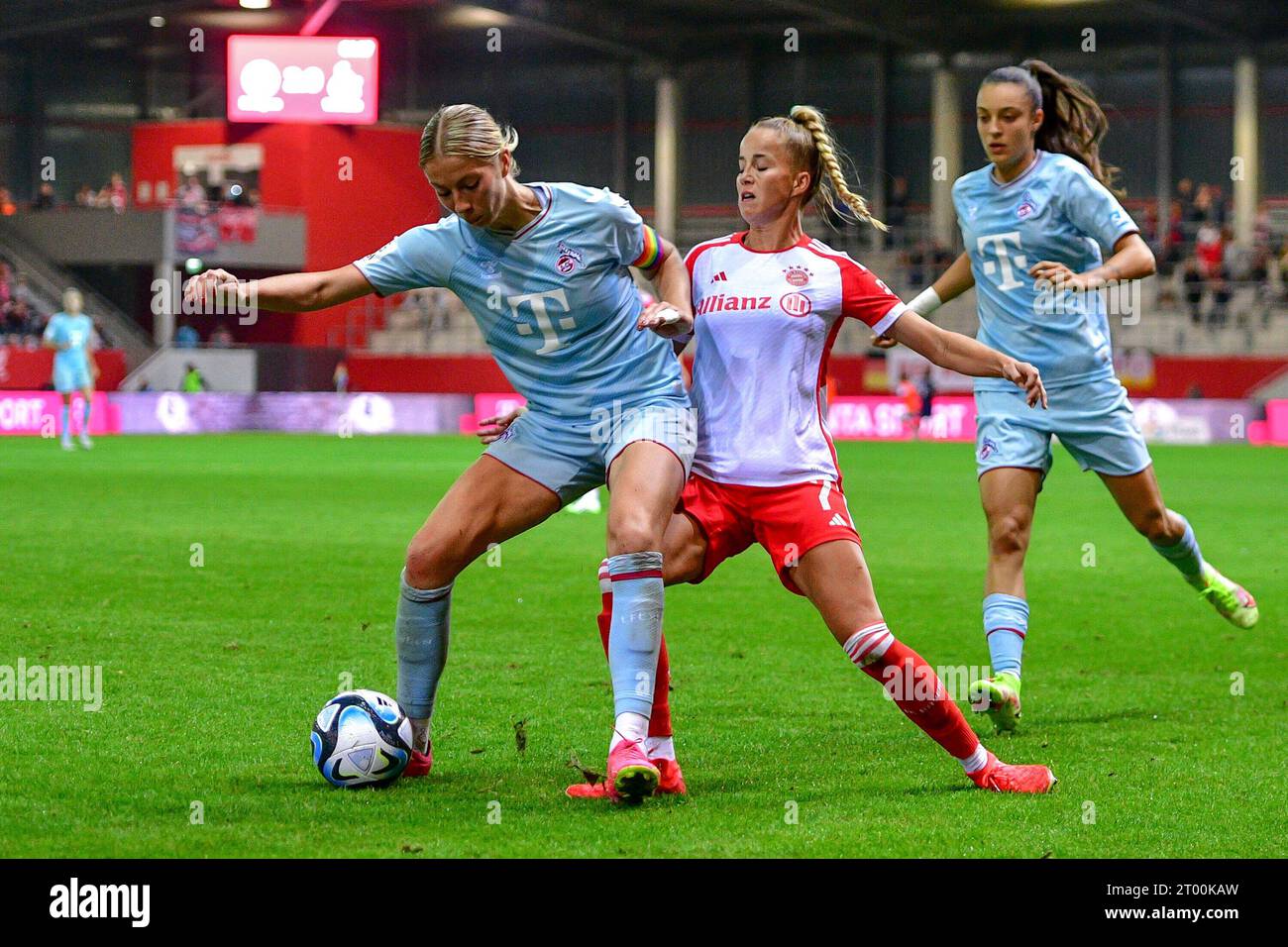 v.li.: Sharon Beck (Köln, 10) Giulia Gwinn (FC Bayern München, FCB, 7) im Zweikampf, Duell ...