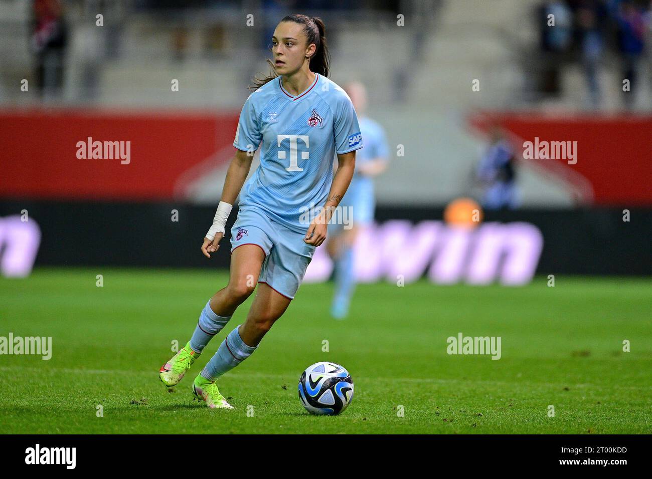 Natalia Padilla-Bidas (Köln, 22) am Ball, Freisteller, Ganzkörper ...