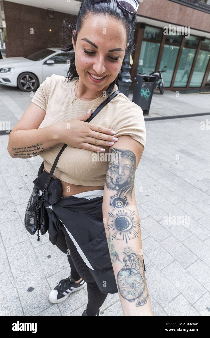 Female girl tattoo -Fotos und -Bildmaterial in hoher Auflösung – Alamy