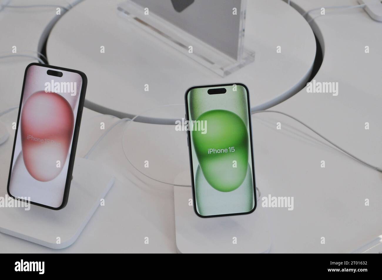 Okt.. 2023/. Alle iPhone 15 Pro Titanium und iphones 15 Pro und andere ...