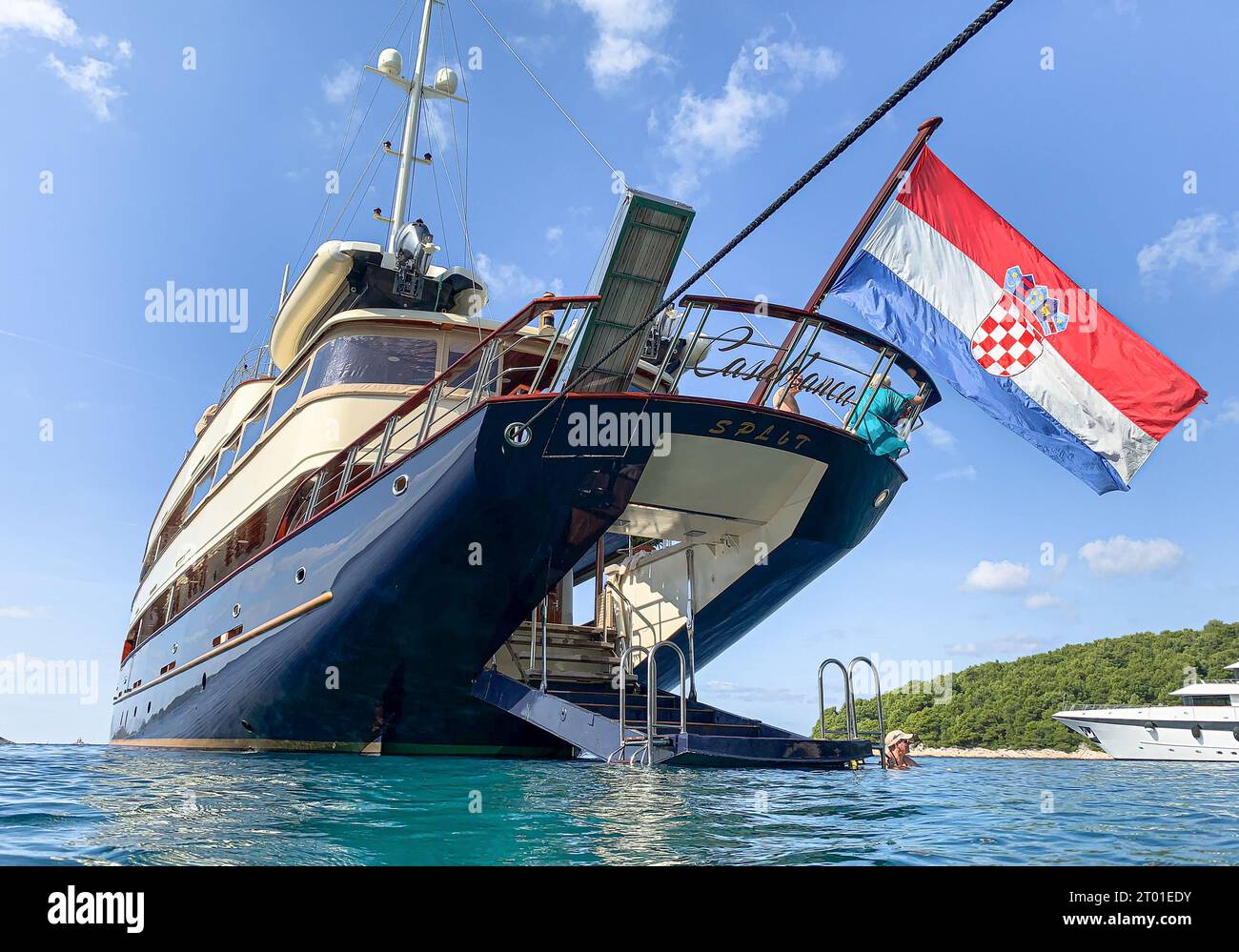 Passagiere, die im eingebauten Heckhafen der Luxusyacht MY Casablanca in Kroatien schwimmen ...