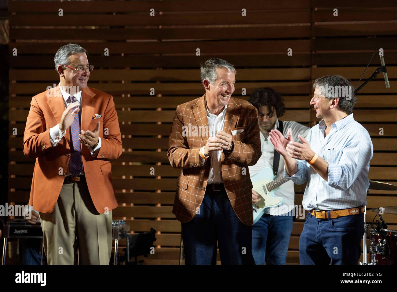 Der Präsident der University of Texas, JAY HARTZELL (Mitte), steht mit ...
