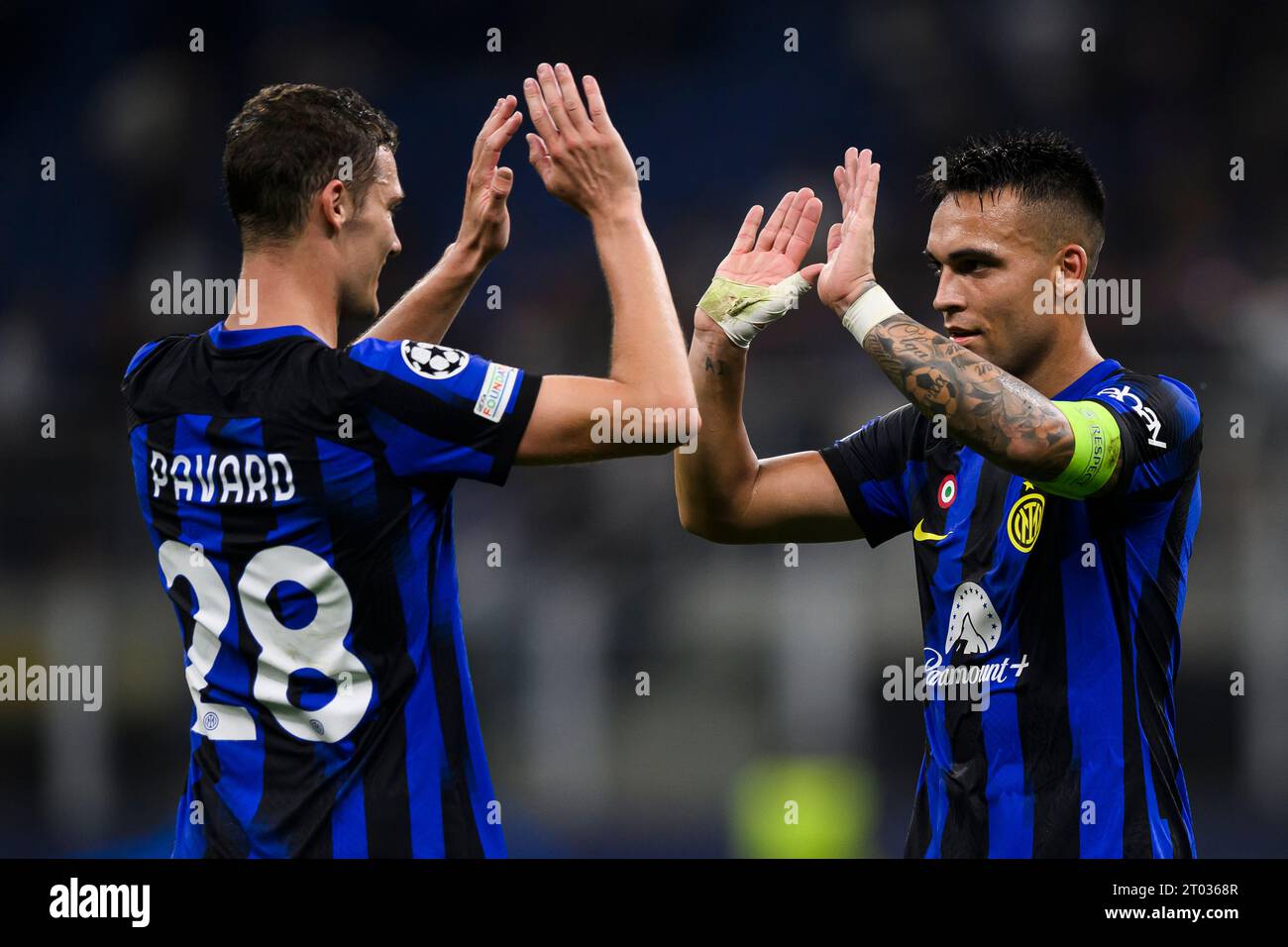 Mailand, Italien. 3. Oktober 2023. Benjamin Pavard und Lautaro Martinez ...