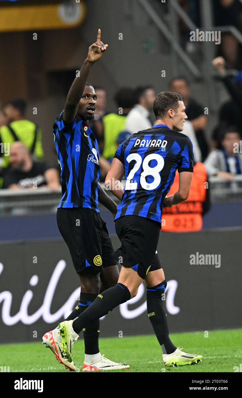 Mailand, Italien. Oktober 2023. Marcus Thuram (R) von Inter Mailand feiert sein Tor mit seinem ...