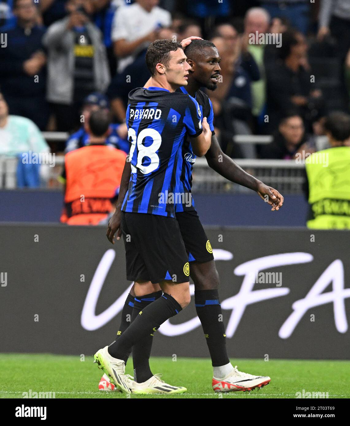 Mailand, Italien. Oktober 2023. Marcus Thuram (R) von Inter Mailand feiert sein Tor mit seinem ...