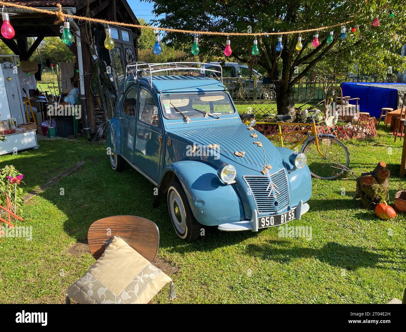 Oldtimer Citroen 2CV Ente in Frankreich. Diese Ente stammt aus den 50er ...
