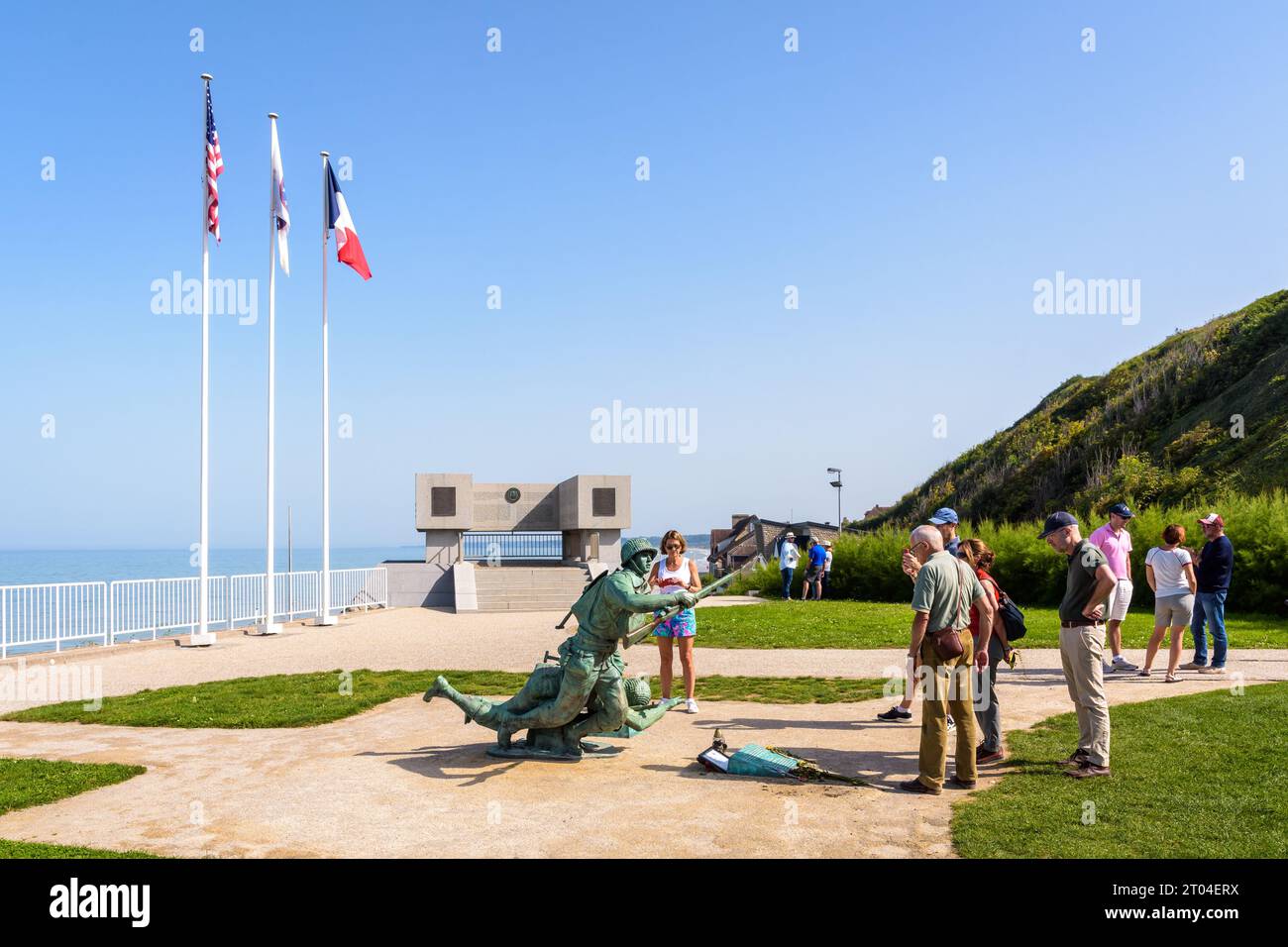 Touristen vor der immer vordersten Statue, die 2014 in Vierville-sur ...