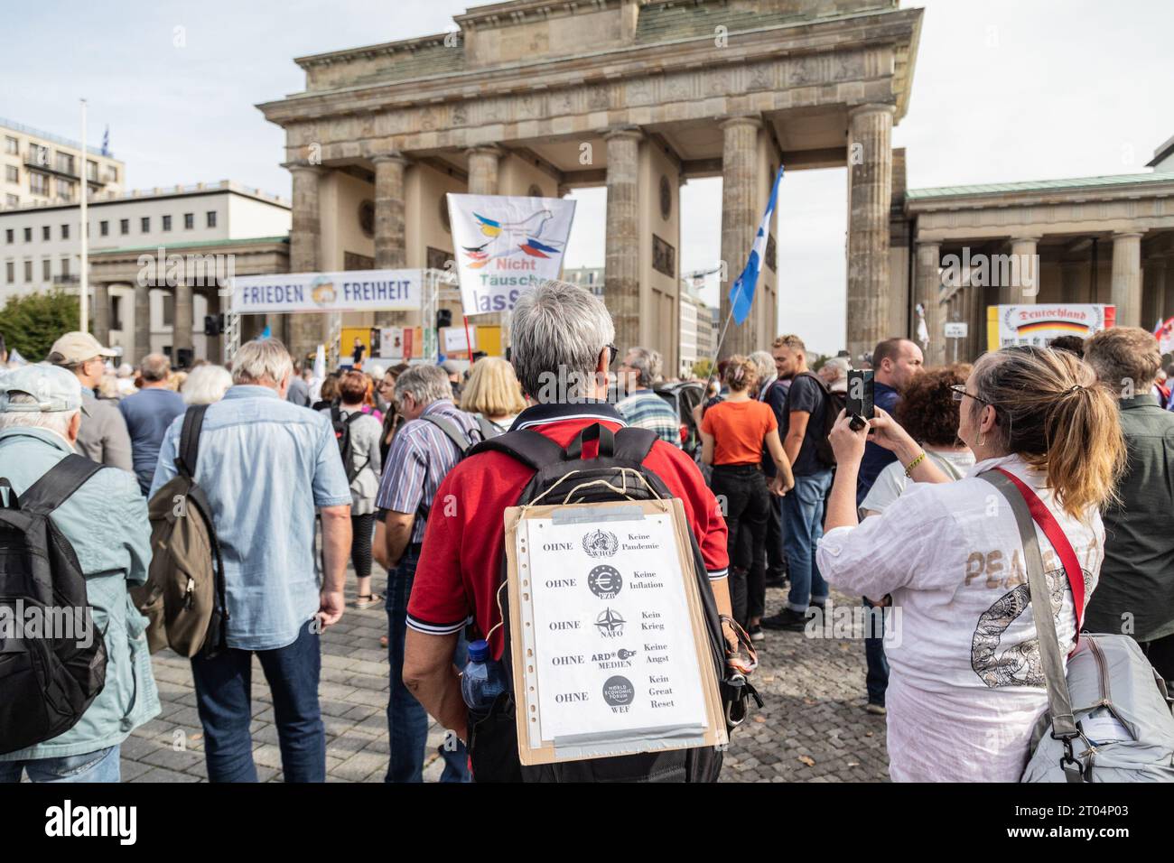 Berlin, Deutschland. Oktober 2023. Ein Demonstrant mit einem Anti-EU-, NATO-, WEF-Zeichen auf ...