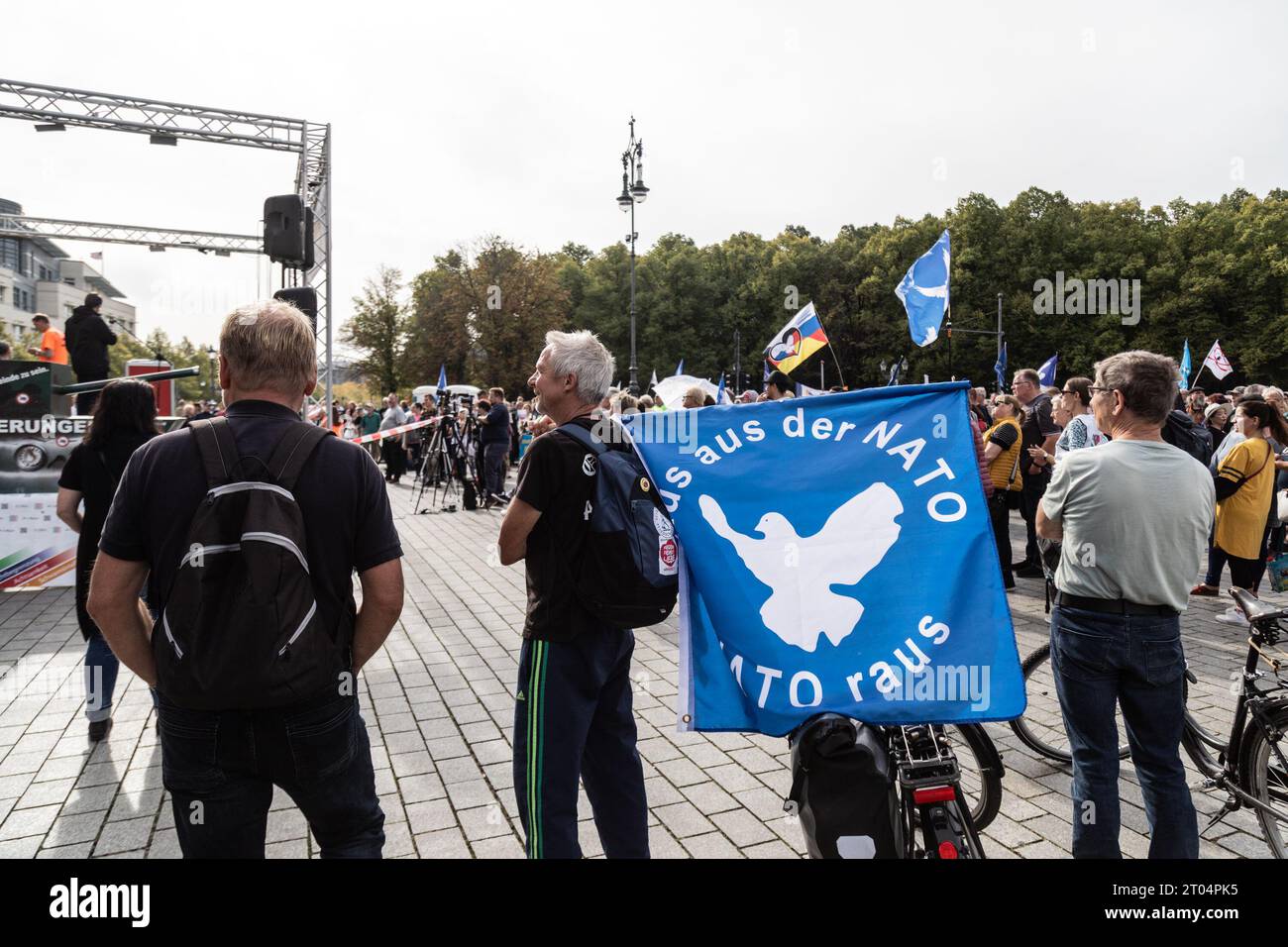 Demonstranten halten am 33. Jahrestag des Deutschen Einheitstages eine ...