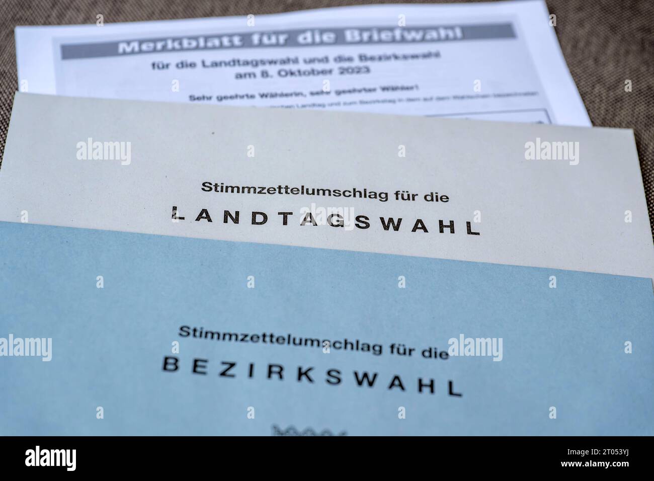 04.10.2023, Stimmzettel und Briefwahlunterlagen zur Landtags- und ...