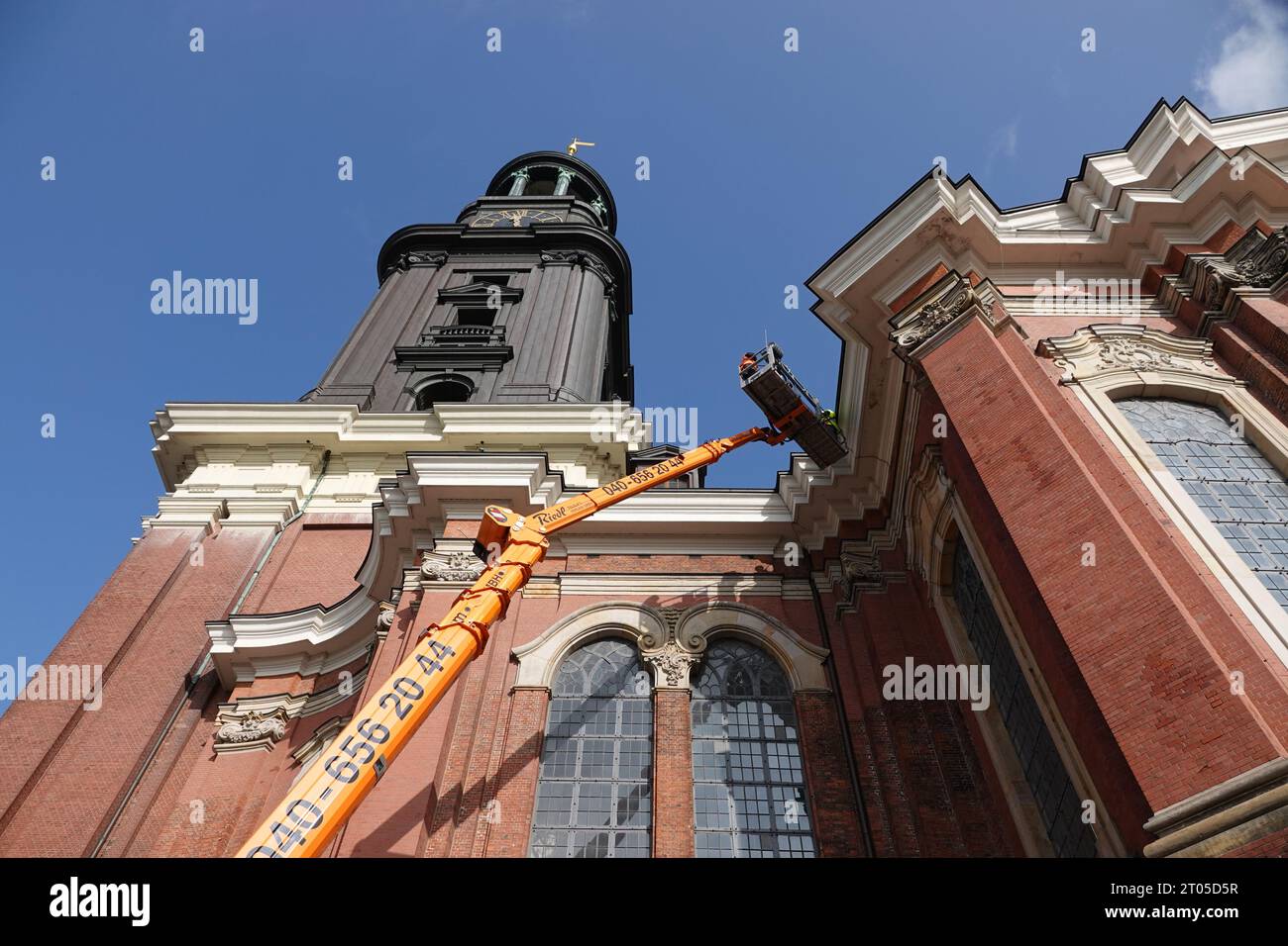 Hamburg, Deutschland. Oktober 2023. Arbeiter inspizieren und reparieren Teile des Daches und des ...