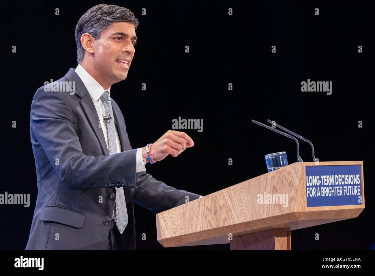 Manchester, Großbritannien. Oktober 2023. Der britische Premierminister Rishi Sunak hält die ...