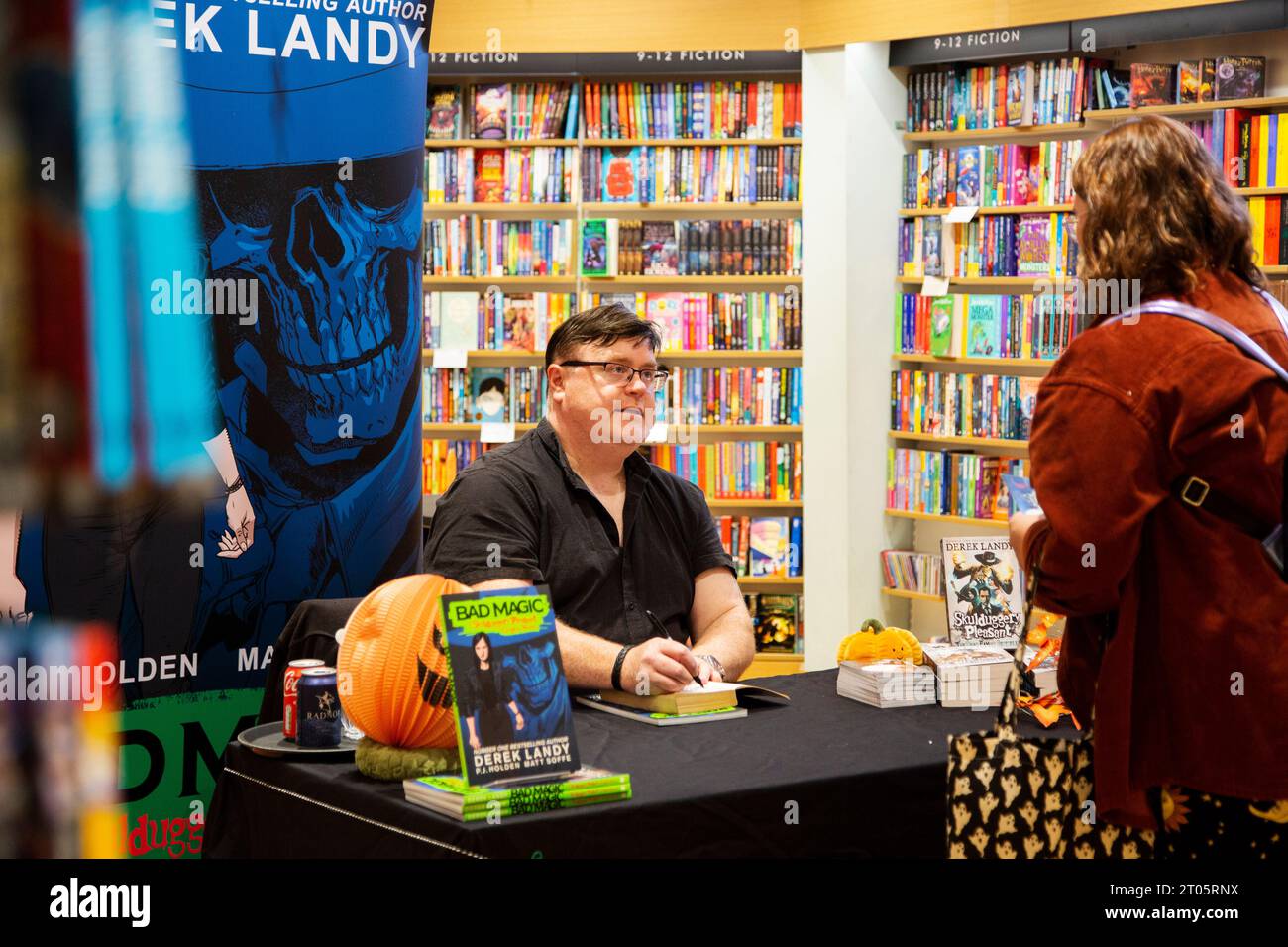 Derek landy graphic novel hintergrund -Fotos und -Bildmaterial in hoher ...